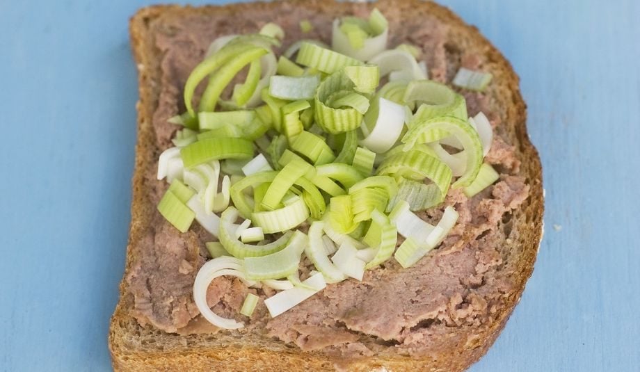 Skive med leverpostei og purreløk • Oppskrift • Brodogkorn.no