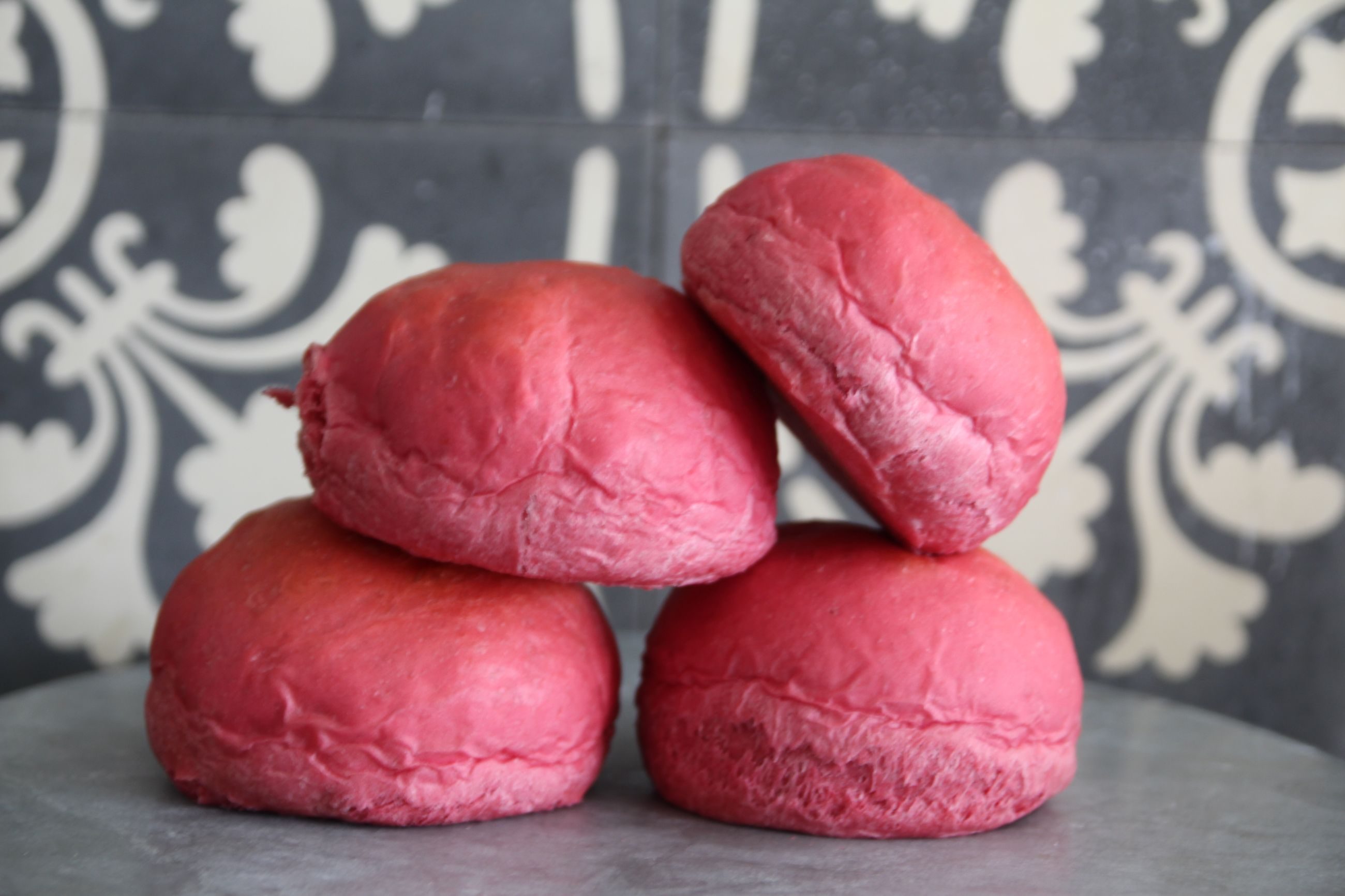 Oppskrift: Rosa hamburgerbrød med rødbete • Knæsje, myke burgerbuns